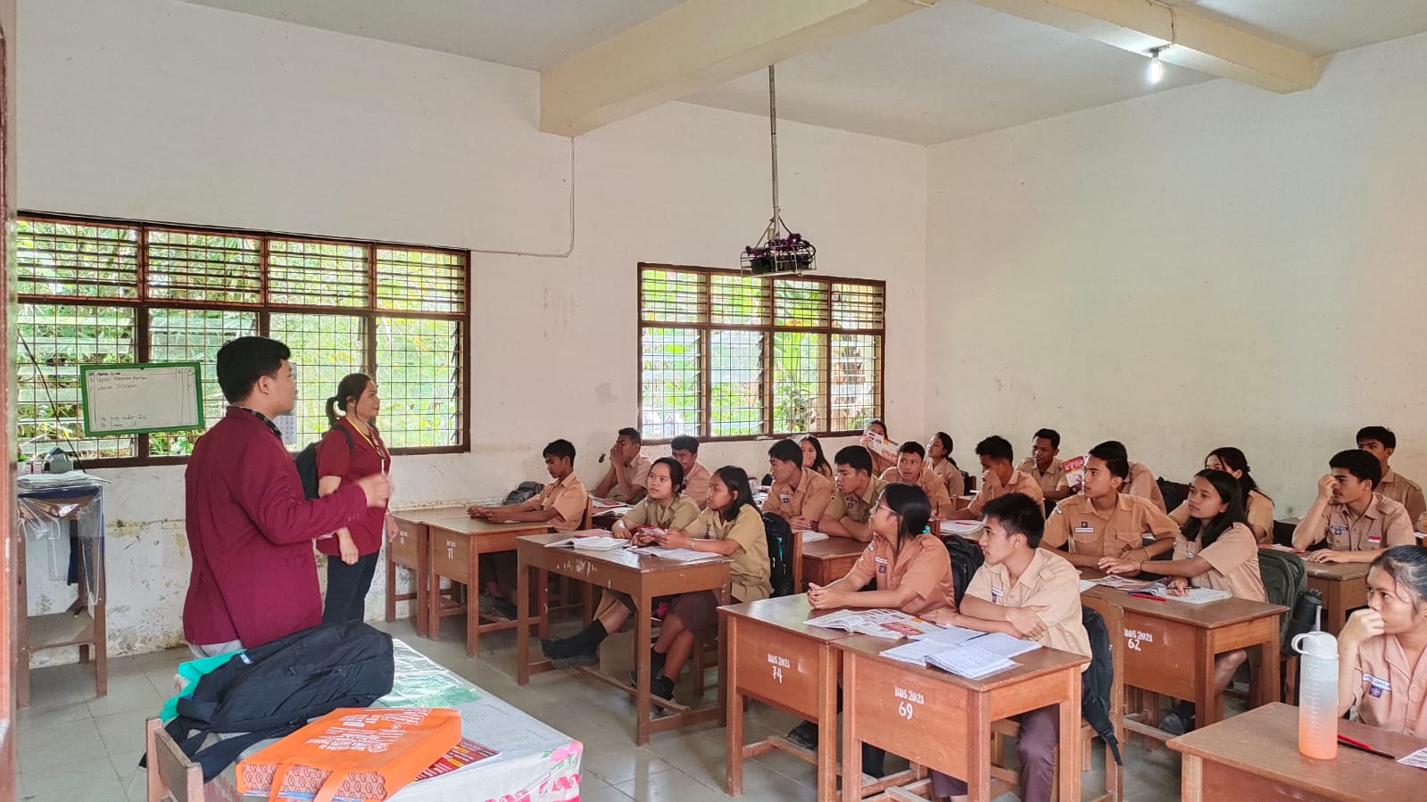 KEMBALI KE SEKOLAH : TIM UNIKA VISITASI KE SMA DAERAH HUMBANG ...